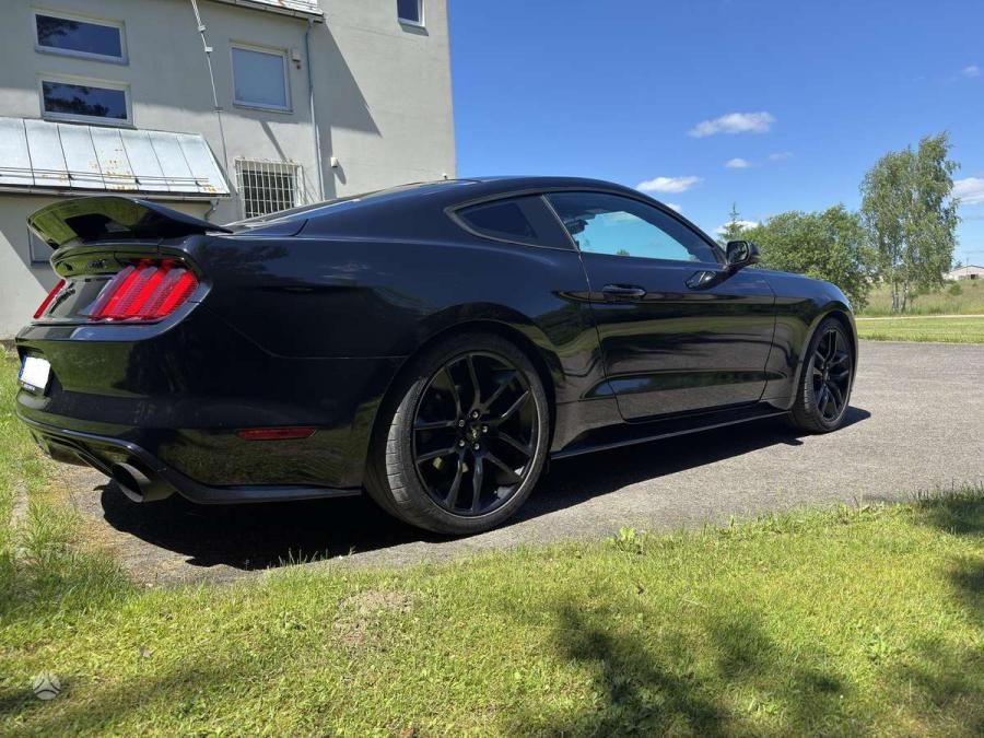 Black Ford Mustang 2017 in Vilnius, with an engine capacity of 2.26 L and mileage of 111 thousand km for 16500 €, photo 3 on AUTOMOTO.COM.LV