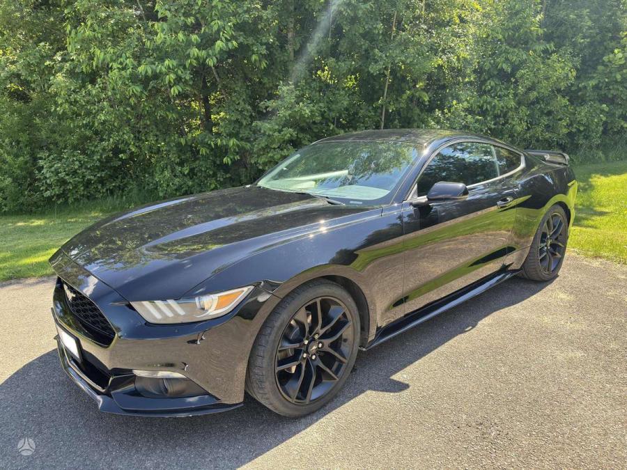 Black Ford Mustang 2017 in Vilnius, with an engine capacity of 2.26 L and mileage of 111 thousand km for 16500 €, photo 5 on AUTOMOTO.COM.LV