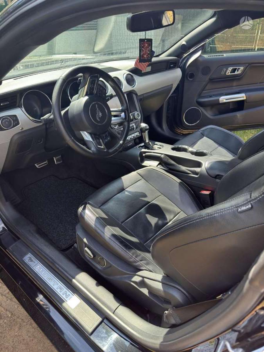 Black Ford Mustang 2017 in Vilnius, with an engine capacity of 2.26 L and mileage of 111 thousand km for 16500 €, photo 8 on AUTOMOTO.COM.LV