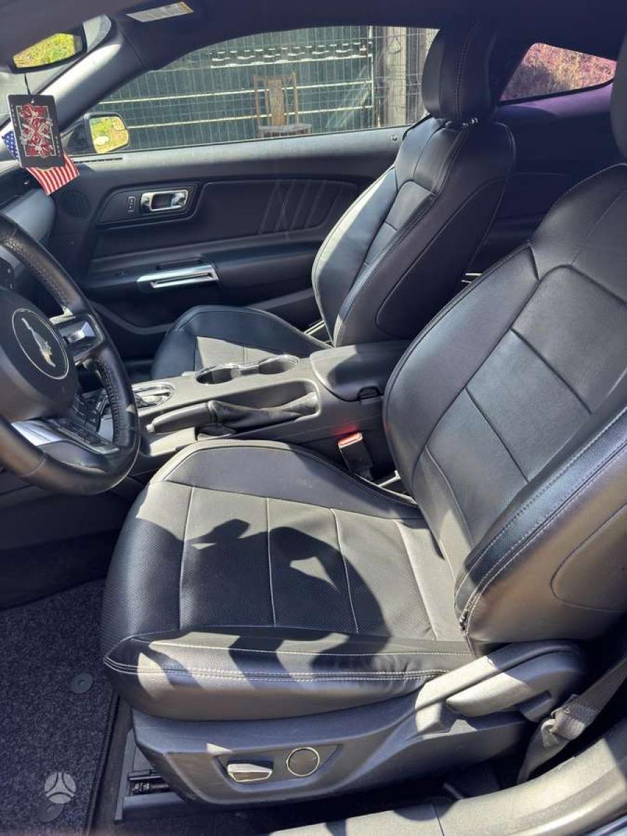 Black Ford Mustang 2017 in Vilnius, with an engine capacity of 2.26 L and mileage of 111 thousand km for 16500 €, photo 9 on AUTOMOTO.COM.LV