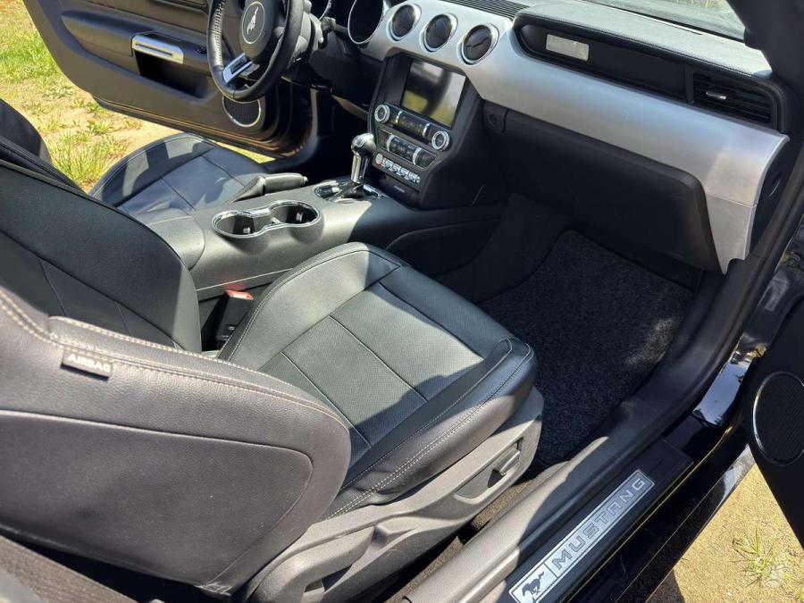 Black Ford Mustang 2017 in Vilnius, with an engine capacity of 2.26 L and mileage of 111 thousand km for 16500 €, photo 11 on AUTOMOTO.COM.LV