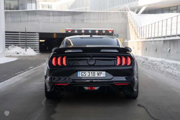 Black Ford Mustang 2018 in Vilnius, with an engine capacity of 4.95 L and mileage of 92 thousand km for 29999 €, photo 6 on AUTOMOTO.COM.LV