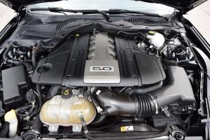 Black Ford Mustang 2018 in Klaipeda, with an engine capacity of 4.95 L and mileage of 83 thousand km for 27900 €, photo 8 on AUTOMOTO.COM.LV