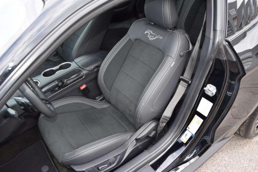 Black Ford Mustang 2018 in Klaipeda, with an engine capacity of 4.95 L and mileage of 83 thousand km for 27900 €, photo 11 on AUTOMOTO.COM.LV