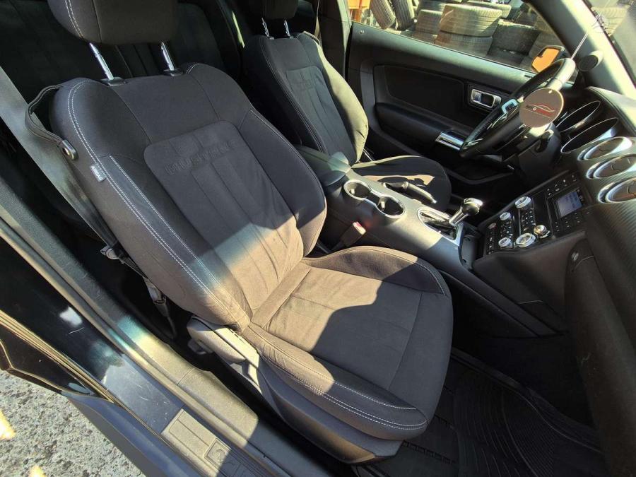 Melns Ford Mustang 2019 Viļņa, ar dzinēja tilpumu 2.25 L un nobraukumu 133 tūkst. km par 14900 €, foto 12 vietnē AUTOMOTO.COM.LV