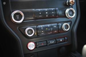 Melns Ford Mustang 2019 Viļņa, ar dzinēja tilpumu 2.25 L un nobraukumu 133 tūkst. km par 14900 €, foto 18 vietnē AUTOMOTO.COM.LV