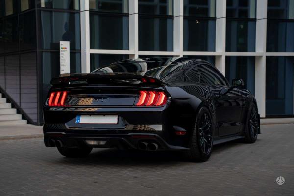 Black Ford Mustang 2019 in Vilnius, with an engine capacity of 4.95 L and mileage of 87 thousand km for 29999 €, photo 3 on AUTOMOTO.COM.LV