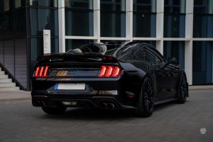 Melns Ford Mustang 2019 Viļņa, ar dzinēja tilpumu 4.95 L un nobraukumu 87 tūkst. km par 29999 €, foto 4 vietnē AUTOMOTO.COM.LV