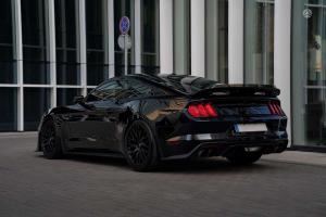 Melns Ford Mustang 2019 Viļņa, ar dzinēja tilpumu 4.95 L un nobraukumu 87 tūkst. km par 29999 €, foto 5 vietnē AUTOMOTO.COM.LV