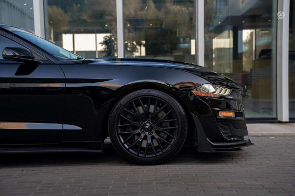 Black Ford Mustang 2019 in Vilnius, with an engine capacity of 4.95 L and mileage of 87 thousand km for 29999 €, photo 9 on AUTOMOTO.COM.LV