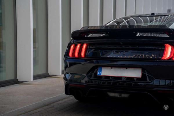 Black Ford Mustang 2019 in Vilnius, with an engine capacity of 4.95 L and mileage of 87 thousand km for 29999 €, photo 10 on AUTOMOTO.COM.LV