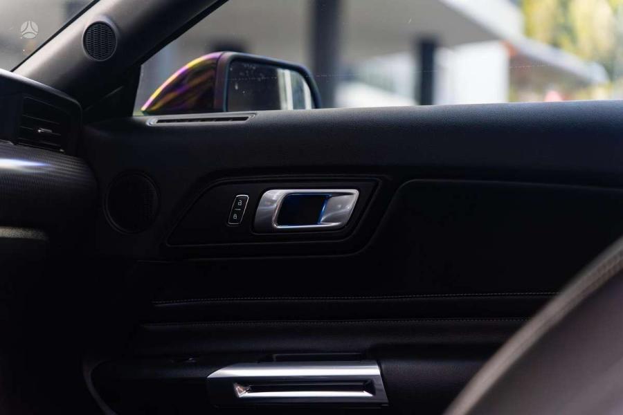 Melns Ford Mustang 2019 Viļņa, ar dzinēja tilpumu 4.95 L un nobraukumu 87 tūkst. km par 29999 €, foto 24 vietnē AUTOMOTO.COM.LV