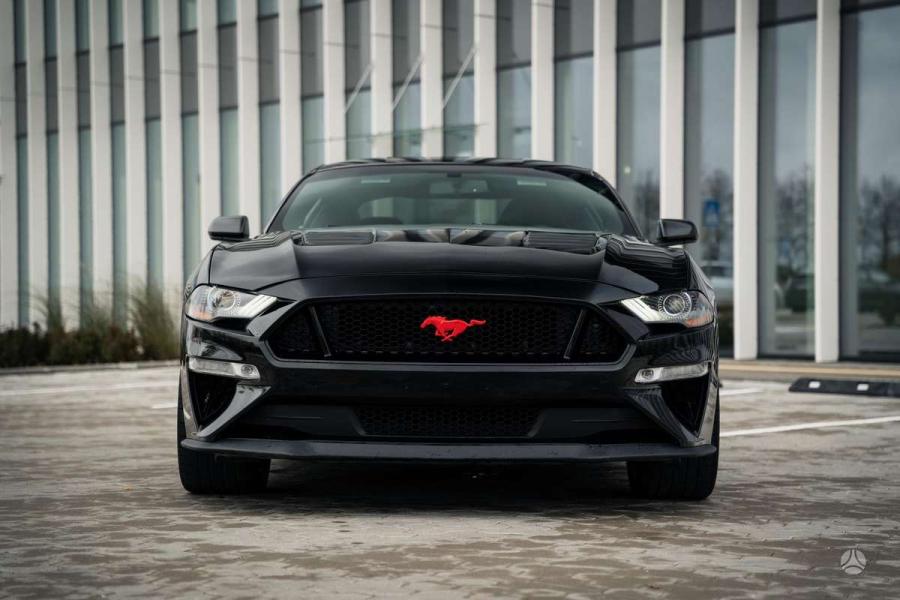 Black Ford Mustang 2019 in Vilnius, with an engine capacity of 4.99 L and mileage of 55 thousand km for 35090 €, photo 1 on AUTOMOTO.COM.LV