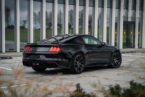 Black Ford Mustang 2019 in Vilnius, with an engine capacity of 4.99 L and mileage of 55 thousand km for 35090 €, photo 4 on AUTOMOTO.COM.LV