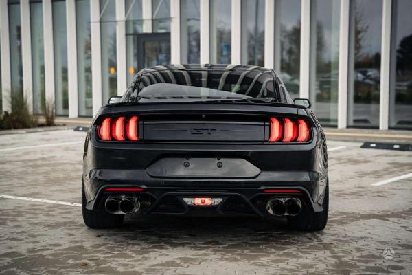 Black Ford Mustang 2019 in Vilnius, with an engine capacity of 4.99 L and mileage of 55 thousand km for 35090 €, photo 4 on AUTOMOTO.COM.LV