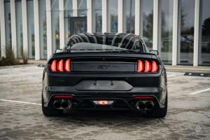 Black Ford Mustang 2019 in Vilnius, with an engine capacity of 4.99 L and mileage of 55 thousand km for 35090 €, photo 5 on AUTOMOTO.COM.LV