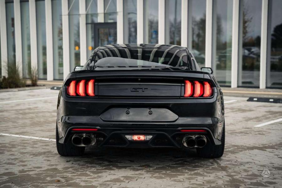 Black Ford Mustang 2019 in Vilnius, with an engine capacity of 4.99 L and mileage of 55 thousand km for 35090 €, photo 5 on AUTOMOTO.COM.LV