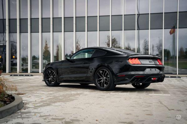 Black Ford Mustang 2019 in Vilnius, with an engine capacity of 4.99 L and mileage of 55 thousand km for 35090 €, photo 5 on AUTOMOTO.COM.LV