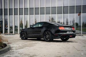 Black Ford Mustang 2019 in Vilnius, with an engine capacity of 4.99 L and mileage of 55 thousand km for 35090 €, photo 6 on AUTOMOTO.COM.LV