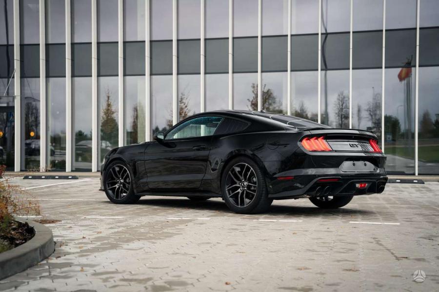 Black Ford Mustang 2019 in Vilnius, with an engine capacity of 4.99 L and mileage of 55 thousand km for 35090 €, photo 6 on AUTOMOTO.COM.LV