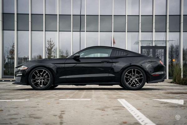 Black Ford Mustang 2019 in Vilnius, with an engine capacity of 4.99 L and mileage of 55 thousand km for 35090 €, photo 7 on AUTOMOTO.COM.LV