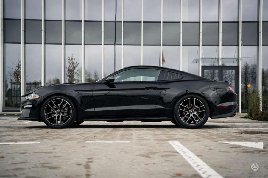 Black Ford Mustang 2019 in Vilnius, with an engine capacity of 4.99 L and mileage of 55 thousand km for 35090 €, photo 8 on AUTOMOTO.COM.LV