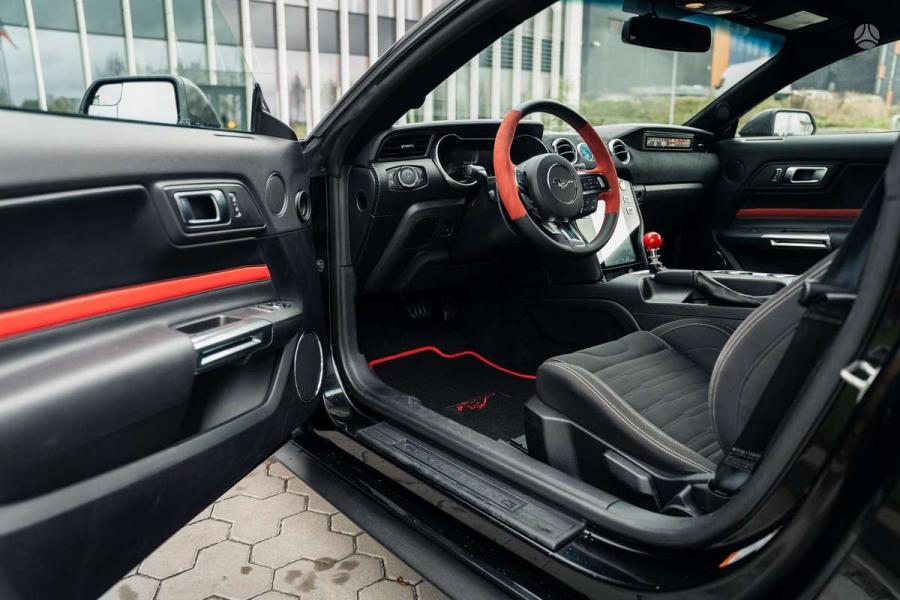 Black Ford Mustang 2019 in Vilnius, with an engine capacity of 4.99 L and mileage of 55 thousand km for 35090 €, photo 13 on AUTOMOTO.COM.LV