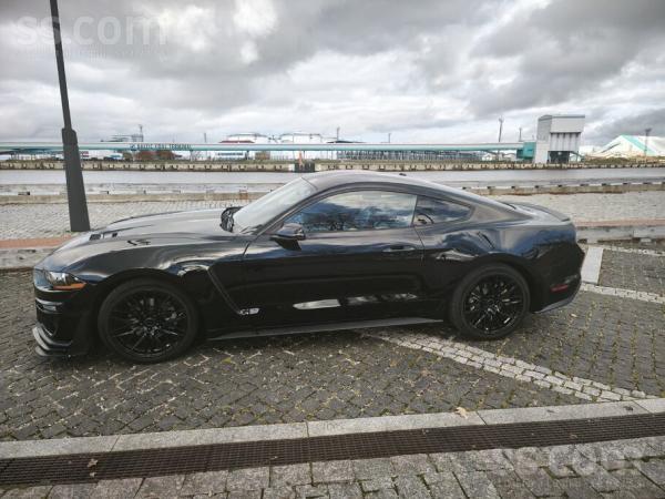 Black Ford Mustang 2020 in Saldus, with an engine capacity of 2.30 L and mileage of 178 thousand km for 24500 €, photo 2 on AUTOMOTO.COM.LV