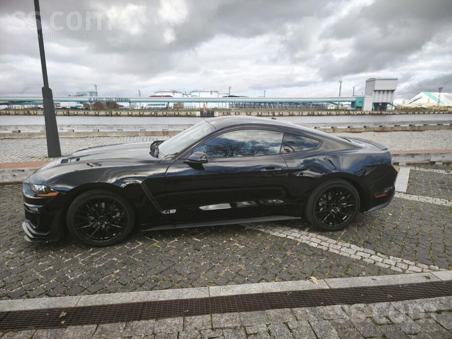 Black Ford Mustang 2020 in Saldus, with an engine capacity of 2.30 L and mileage of 178 thousand km for 24500 €, photo 2 on AUTOMOTO.COM.LV
