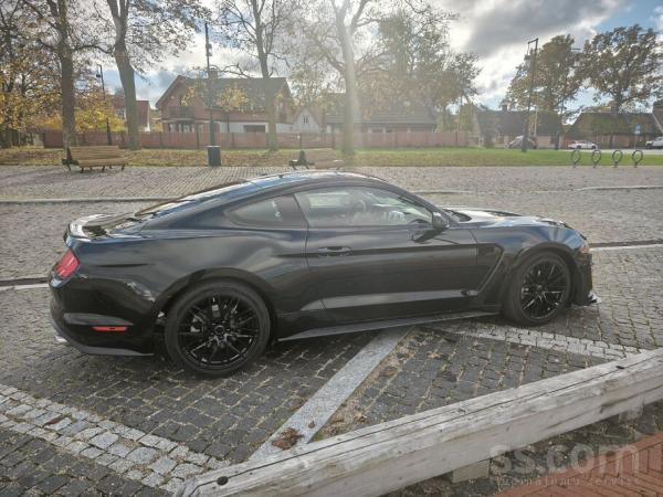 Black Ford Mustang 2020 in Saldus, with an engine capacity of 2.30 L and mileage of 178 thousand km for 24500 €, photo 3 on AUTOMOTO.COM.LV