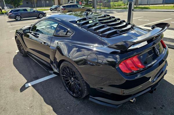 Black Ford Mustang 2020 in Siauliai, with an engine capacity of 2.30 L and mileage of 39 thousand km for 23500 €, photo 4 on AUTOMOTO.COM.LV