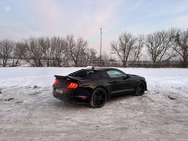 Melns Ford Mustang 2021 Kauņa, ar dzinēja tilpumu 4.95 L un nobraukumu 19 tūkst. km par 35000 €, foto 3 vietnē AUTOMOTO.COM.LV