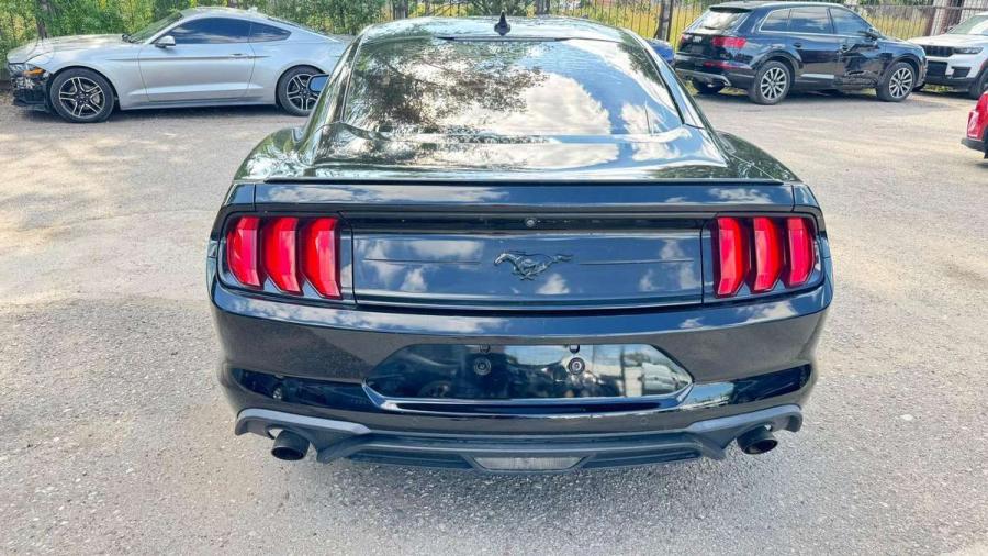 Black Ford Mustang 2021 in Ukmerge, with an engine capacity of 2.25 L and mileage of 67 thousand km for 9999 €, photo 1 on AUTOMOTO.COM.LV