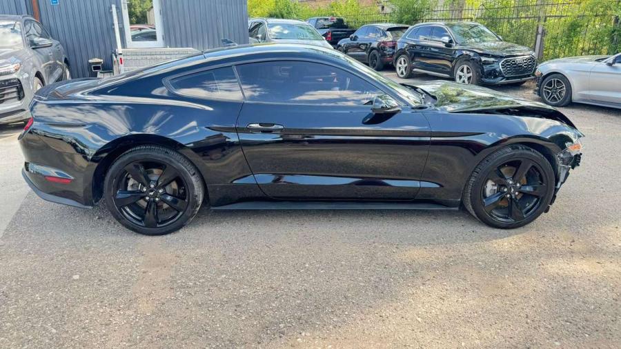 Black Ford Mustang 2021 in Ukmerge, with an engine capacity of 2.25 L and mileage of 67 thousand km for 9999 €, photo 4 on AUTOMOTO.COM.LV