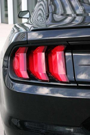 Melns Ford Mustang 2021 Viļņa, ar dzinēja tilpumu 2.25 L un nobraukumu 40 tūkst. km par 20000 €, foto 9 vietnē AUTOMOTO.COM.LV
