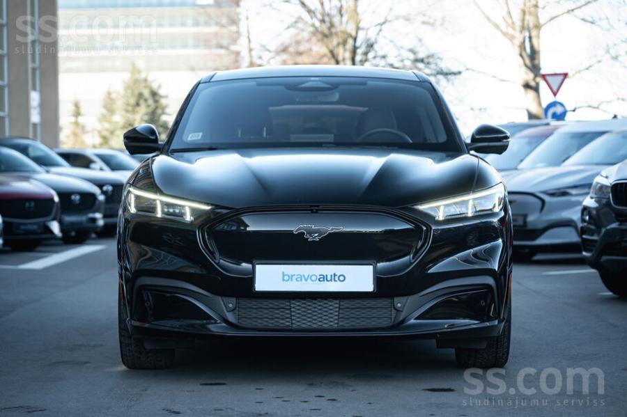 Black Ford Mustang 2022 in Riga, with an engine capacity of 2.30 L and mileage of 32 thousand km for 40990 €, photo 3 on AUTOMOTO.COM.LV