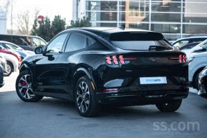 Black Ford Mustang 2022 in Riga, with an engine capacity of 2.30 L and mileage of 32 thousand km for 40990 €, photo 5 on AUTOMOTO.COM.LV