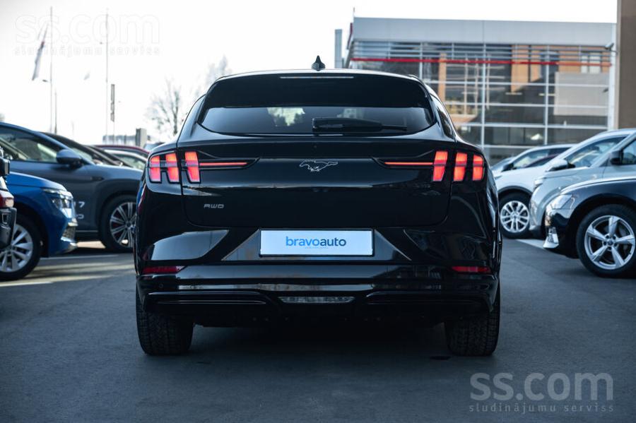 Black Ford Mustang 2022 in Riga, with an engine capacity of 2.30 L and mileage of 32 thousand km for 40990 €, photo 6 on AUTOMOTO.COM.LV