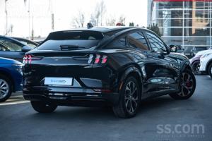 Black Ford Mustang 2022 in Riga, with an engine capacity of 2.30 L and mileage of 32 thousand km for 40990 €, photo 7 on AUTOMOTO.COM.LV