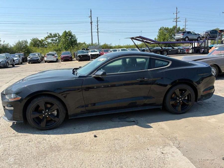 Black Ford Mustang 2022 in Siauliai, with an engine capacity of 2.25 L and mileage of 79 thousand km for 12500 €, photo 4 on AUTOMOTO.COM.LV