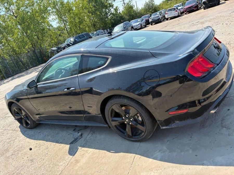 Black Ford Mustang 2022 in Siauliai, with an engine capacity of 2.25 L and mileage of 79 thousand km for 12500 €, photo 5 on AUTOMOTO.COM.LV