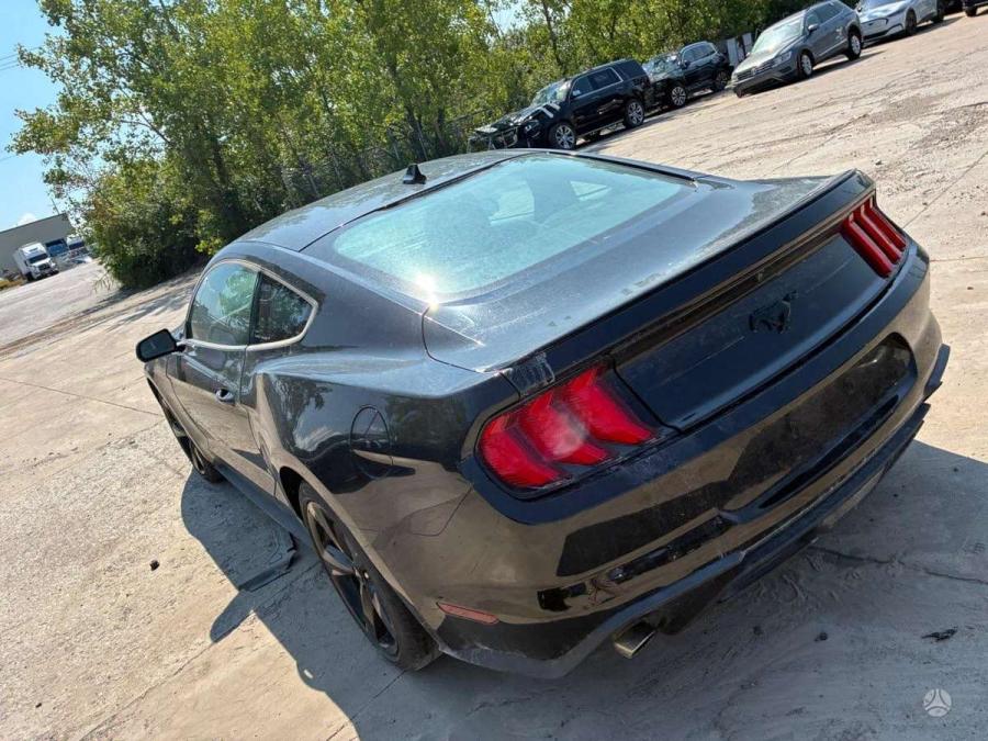 Black Ford Mustang 2022 in Siauliai, with an engine capacity of 2.25 L and mileage of 79 thousand km for 12500 €, photo 7 on AUTOMOTO.COM.LV