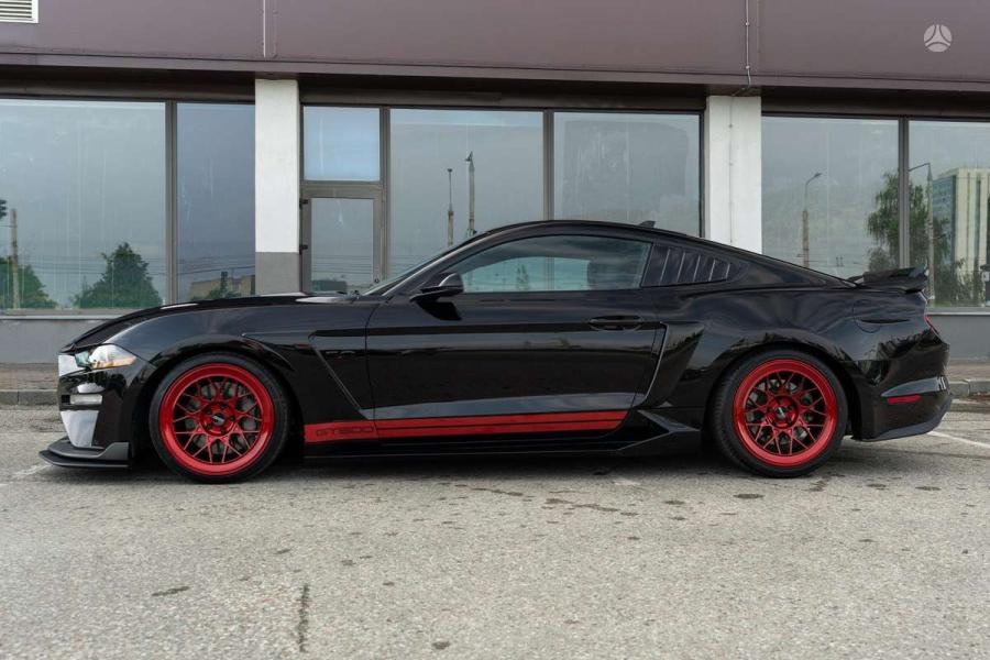 Black Ford Mustang 2023 in Vilnius, with an engine capacity of 4.95 L and mileage of 36 thousand km for 31500 €, photo 3 on AUTOMOTO.COM.LV