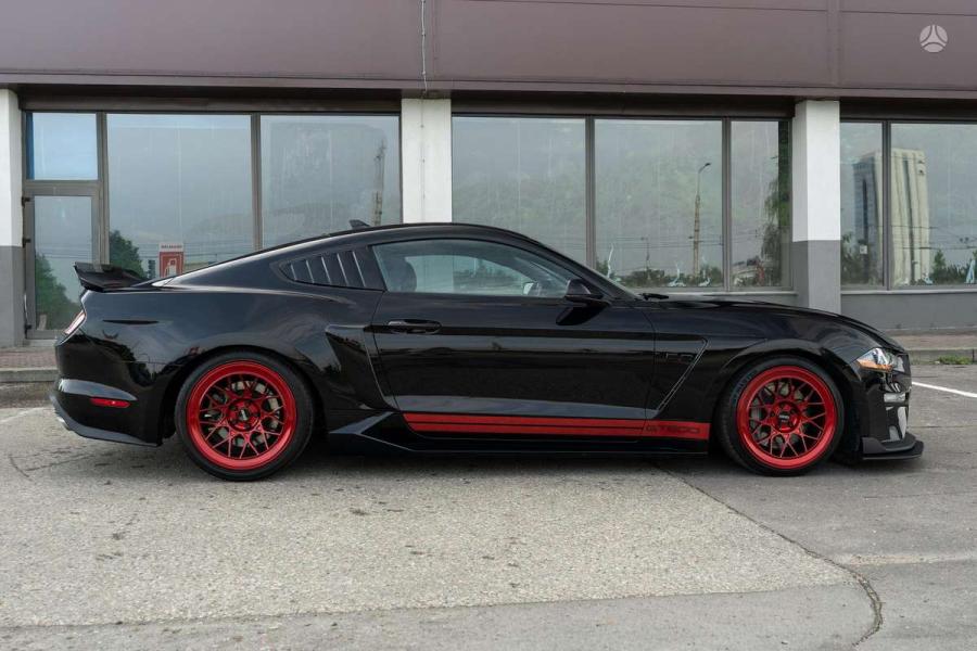 Black Ford Mustang 2023 in Vilnius, with an engine capacity of 4.95 L and mileage of 36 thousand km for 31500 €, photo 6 on AUTOMOTO.COM.LV