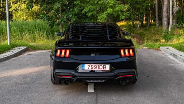 Melns Ford Mustang 2024 Klaipėda, ar dzinēja tilpumu 4.95 L un nobraukumu 24 tūkst. km par 41000 €, foto 5 vietnē AUTOMOTO.COM.LV