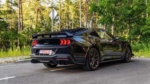 Melns Ford Mustang 2024 Klaipėda, ar dzinēja tilpumu 4.95 L un nobraukumu 24 tūkst. km par 41000 €, foto 8 vietnē AUTOMOTO.COM.LV