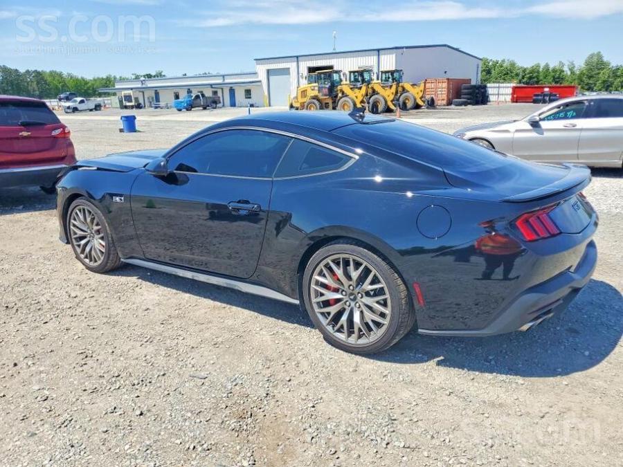 Melns Ford Mustang 2024 Liepāja, ar dzinēja tilpumu 5.00 L un nobraukumu 14 tūkst. km par 27000 €, foto 3 vietnē AUTOMOTO.COM.LV