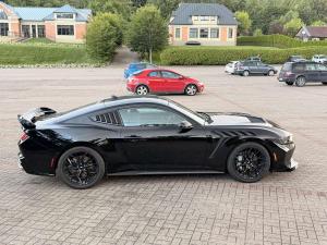 Black Ford Mustang 2025 in Vilnius, with an engine capacity of 5.04 L and mileage of 15 thousand km for 43000 €, photo 6 on AUTOMOTO.COM.LV