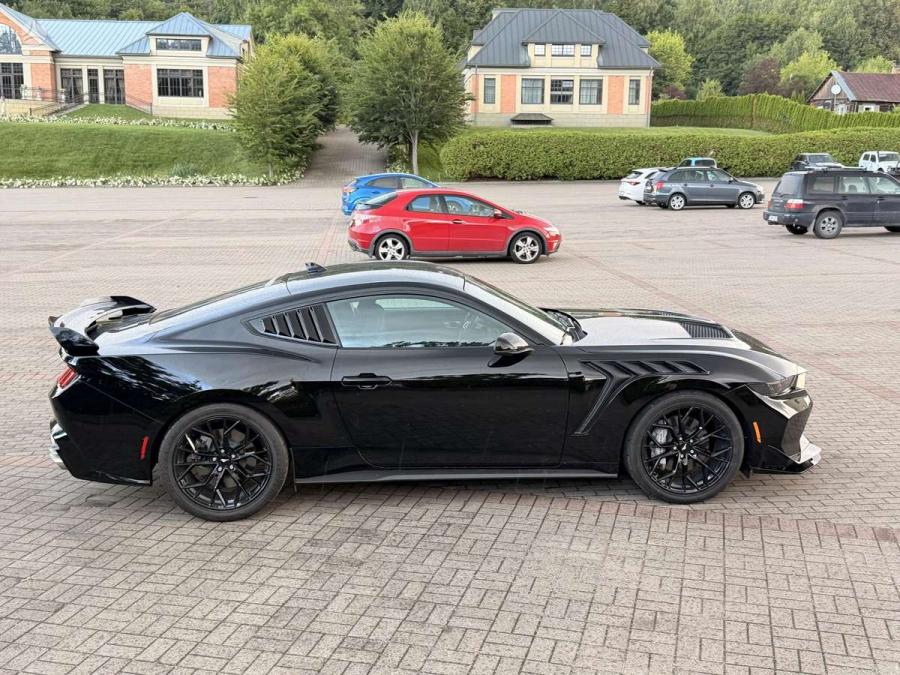 Black Ford Mustang 2025 in Vilnius, with an engine capacity of 5.04 L and mileage of 15 thousand km for 43000 €, photo 6 on AUTOMOTO.COM.LV