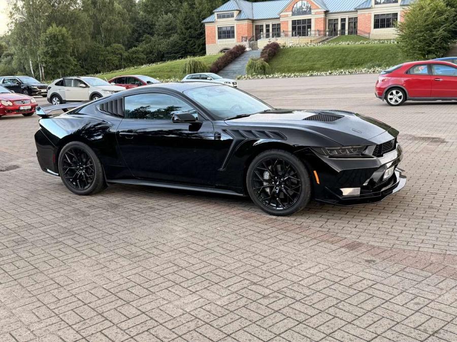 Black Ford Mustang 2025 in Vilnius, with an engine capacity of 5.04 L and mileage of 15 thousand km for 43000 €, photo 7 on AUTOMOTO.COM.LV